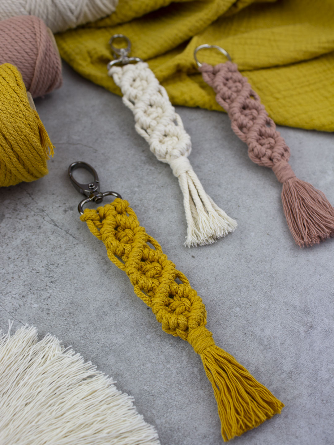 Makramee Schlüsselanhänger Anleitung - Rautenmuster - CaroKunterbunt